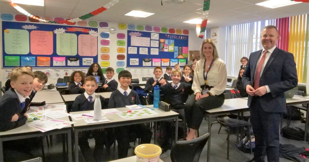 Access to free Welsh lessons extended to 'entire education workforce'