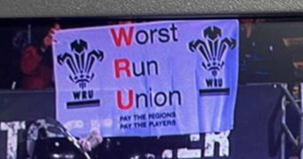 Rugby fan's banner goes viral as regions' dispute rumbles on