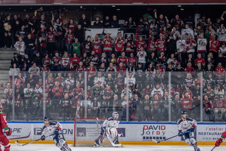 Watch: Yma o Hyd rings out as Cardiff Devils compete in Europe