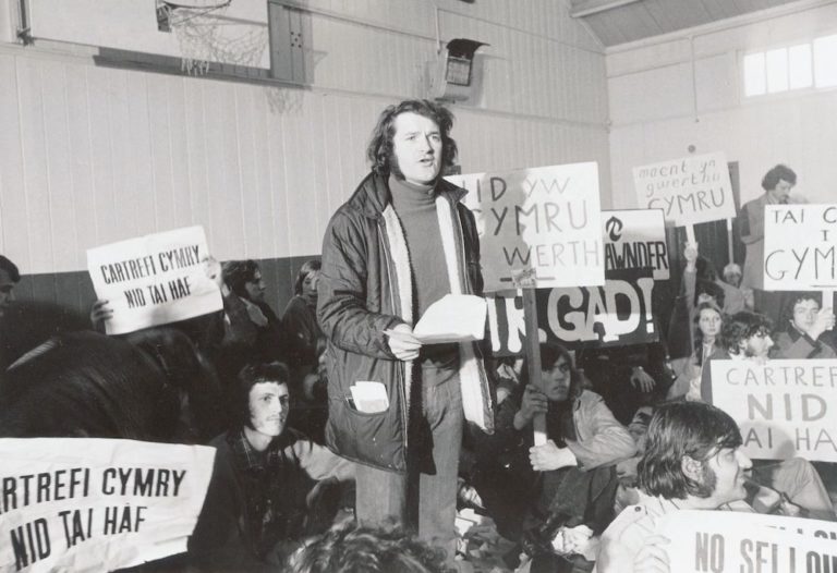 Agent attempted to lure iconic singer Dafydd Iwan into fake plot to ...