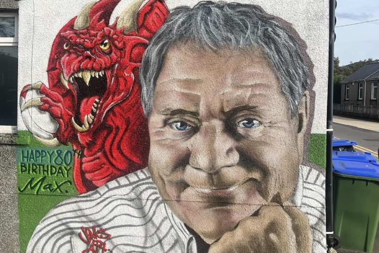 Brilliant Max Boyce mural is unveiled in his home town