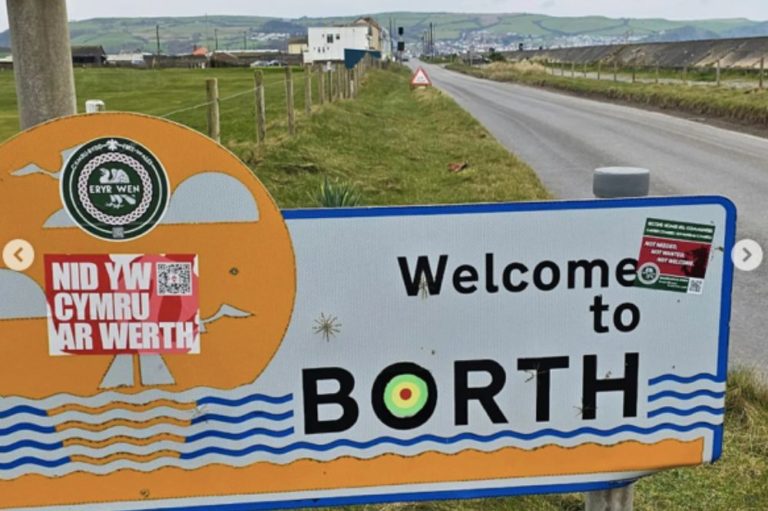 Welsh independence group target English names on signs
