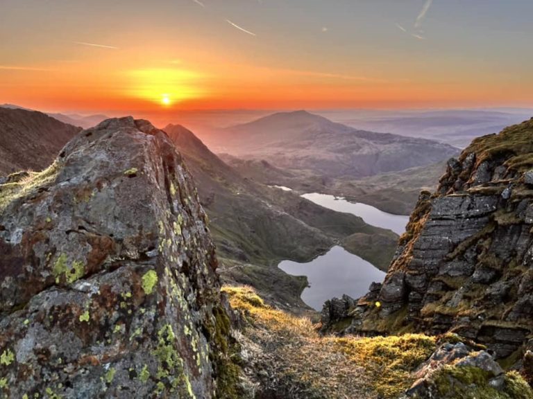 The awe-inspiring images of 'magical' sunrise on Yr Wyddfa