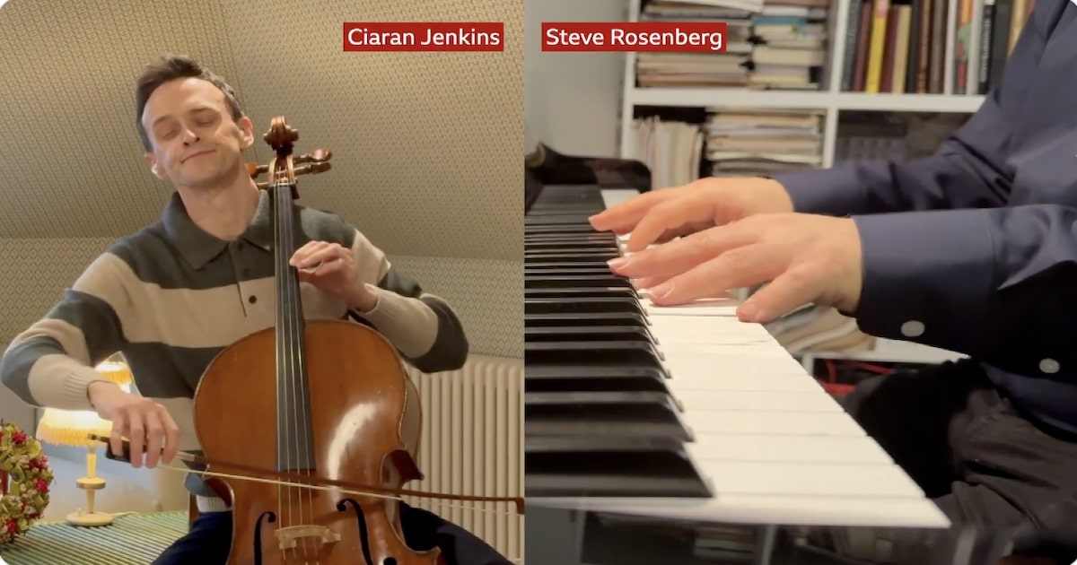 Watch: TV reporters’ beautiful duet for the festive season